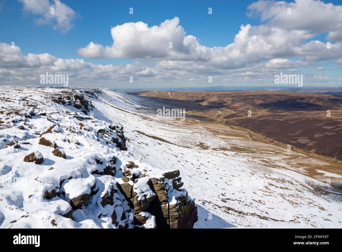 Spectacular view from the northern edge of Kinder Scout, Peak District ...