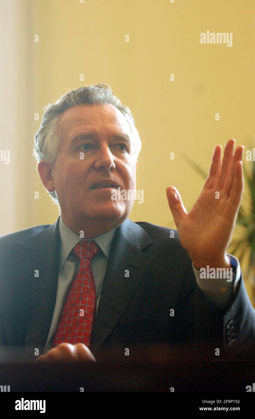 PETER HAIN ON HIS WESTMINSTER OFFICE.28/7/05 TOM PILSTON Stock Photo ...