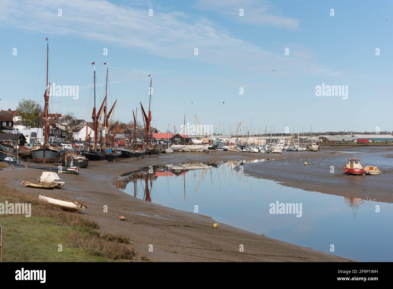Estuary Maldon bay with tide out showing houses and boats marooned on ...