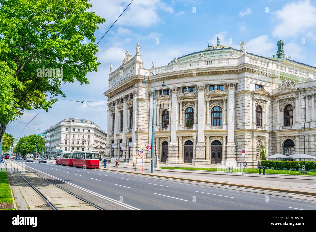 Famous Wiener Ringstrasse with historic Burgtheater (Imperial Court ...