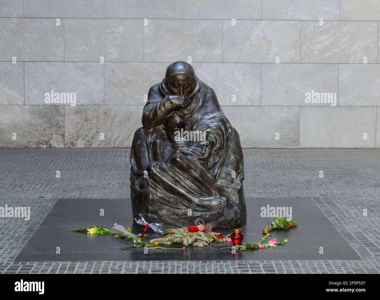 Statue woman holding child in hi-res stock photography and images - Alamy
