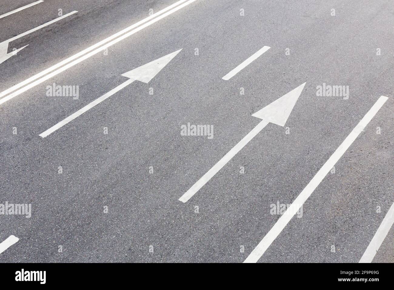 new marking on the asphalted highway Stock Photo - Alamy