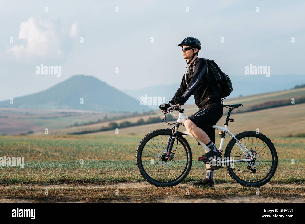 Cyclist mountain hi-res stock photography and images - Alamy