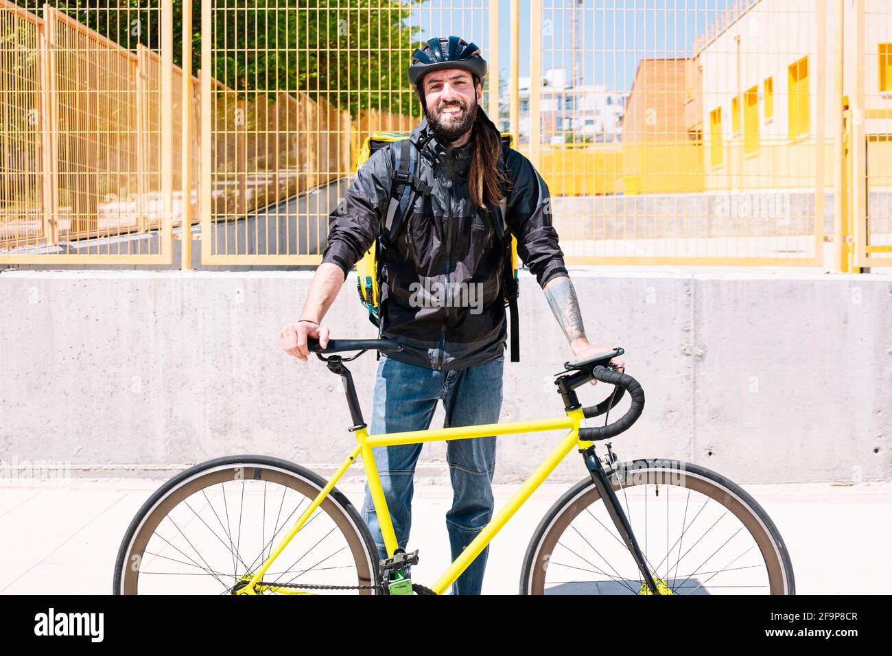 Portrait young delivery man who hi-res stock photography and images - Alamy