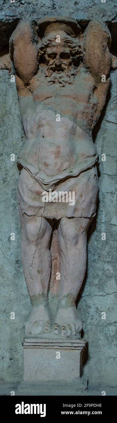 Small atlas statues hi-res stock photography and images - Alamy