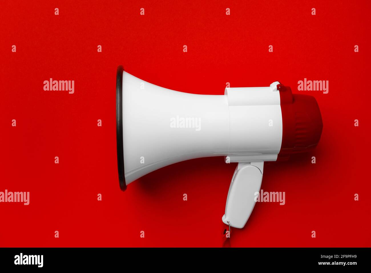 Red megaphone icon hi-res stock photography and images - Alamy