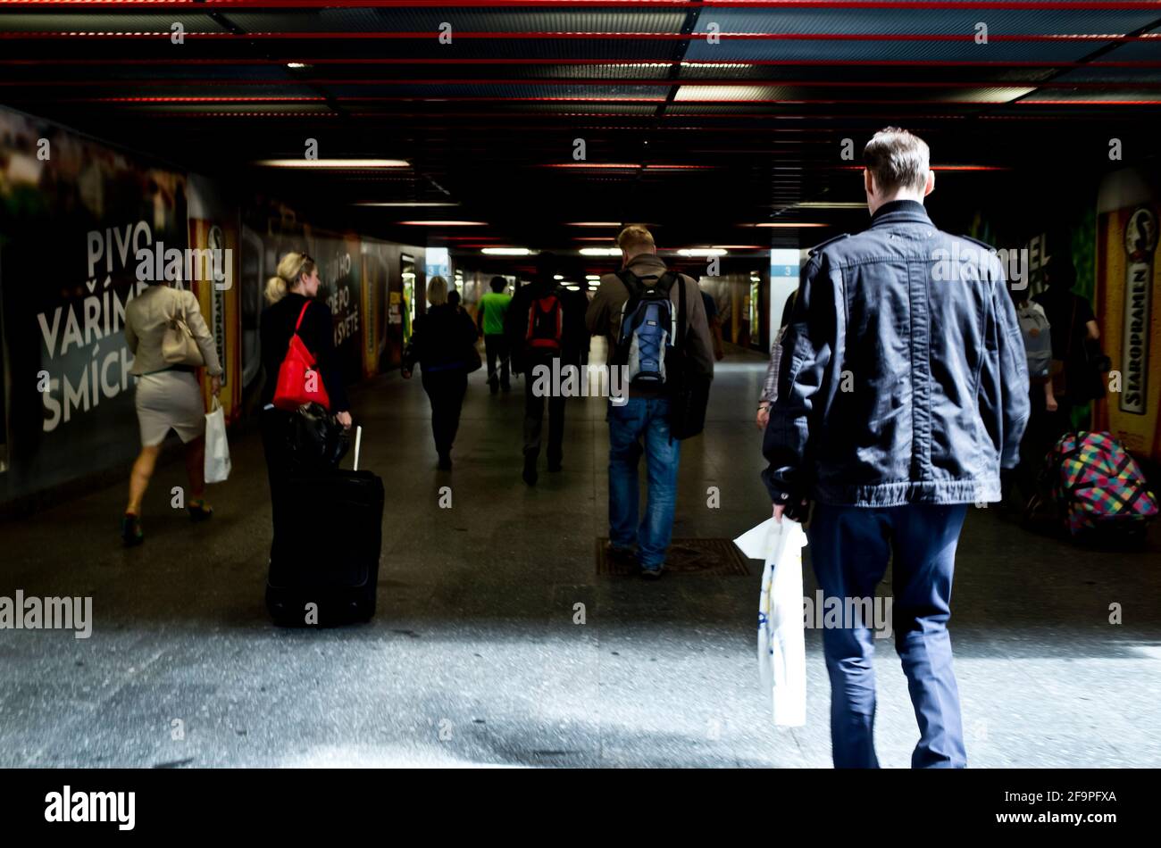 Commuting crowd hi-res stock photography and images - Alamy