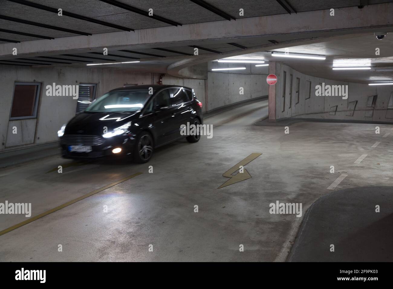 High rise building car parking hi-res stock photography and images - Alamy