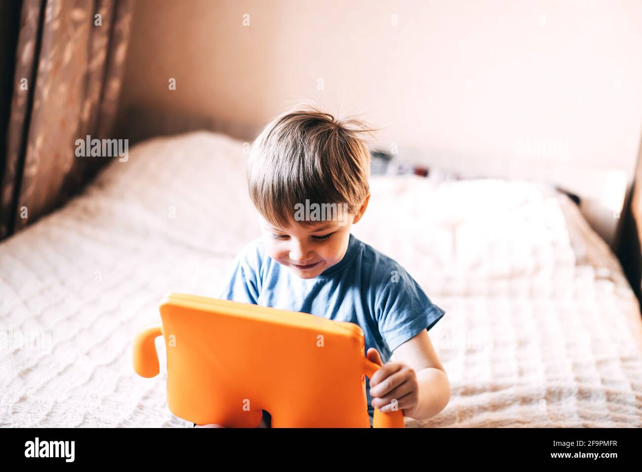 Holding ipad with children hi-res stock photography and images - Alamy