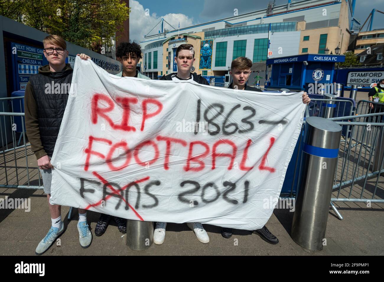 Chelsea fc supporters hi-res stock photography and images - Alamy