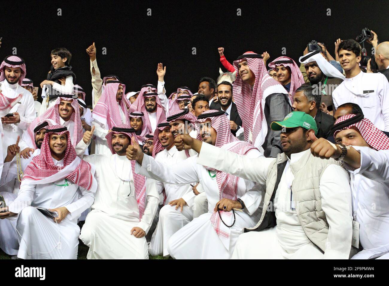 Saudi arabia traditional clothes people hi-res stock photography and ...