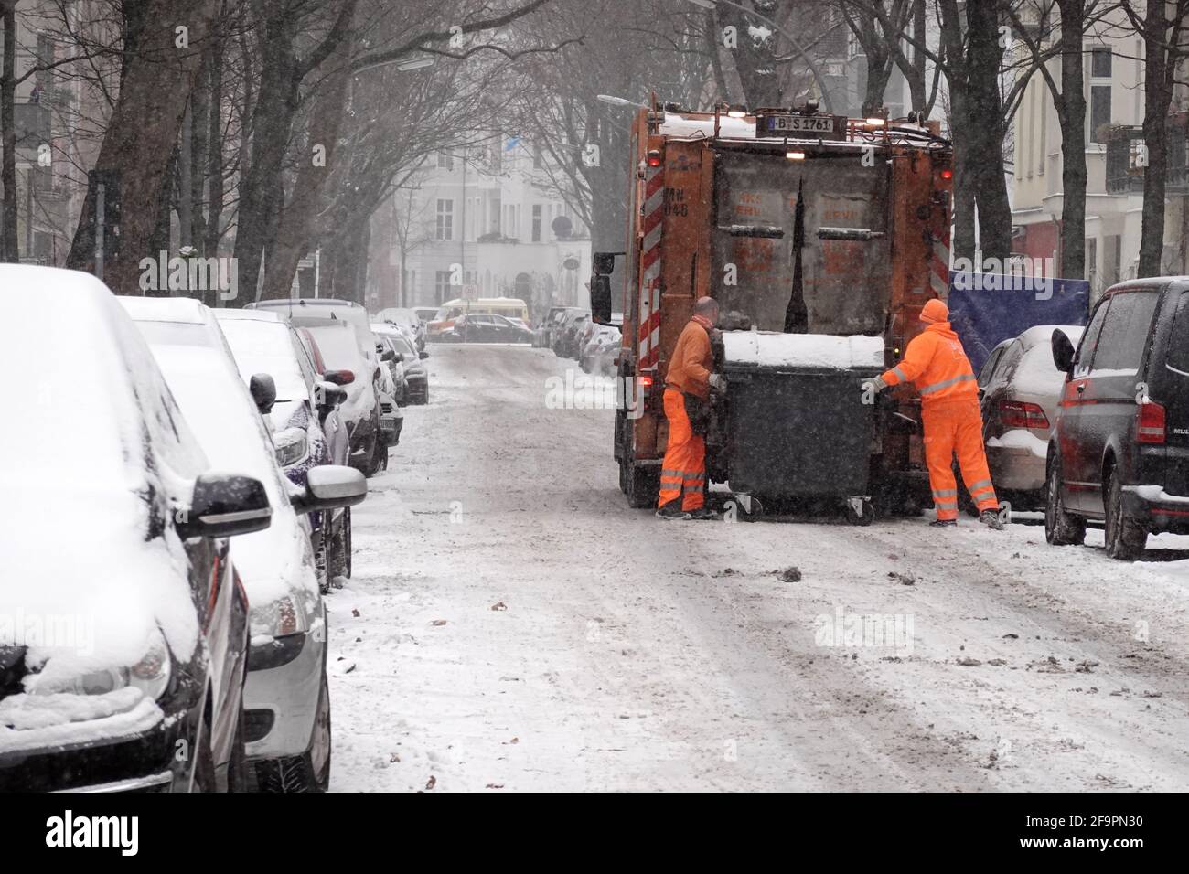 08.02.2021, Berlin, , Germany - BSR employees push a full residual ...