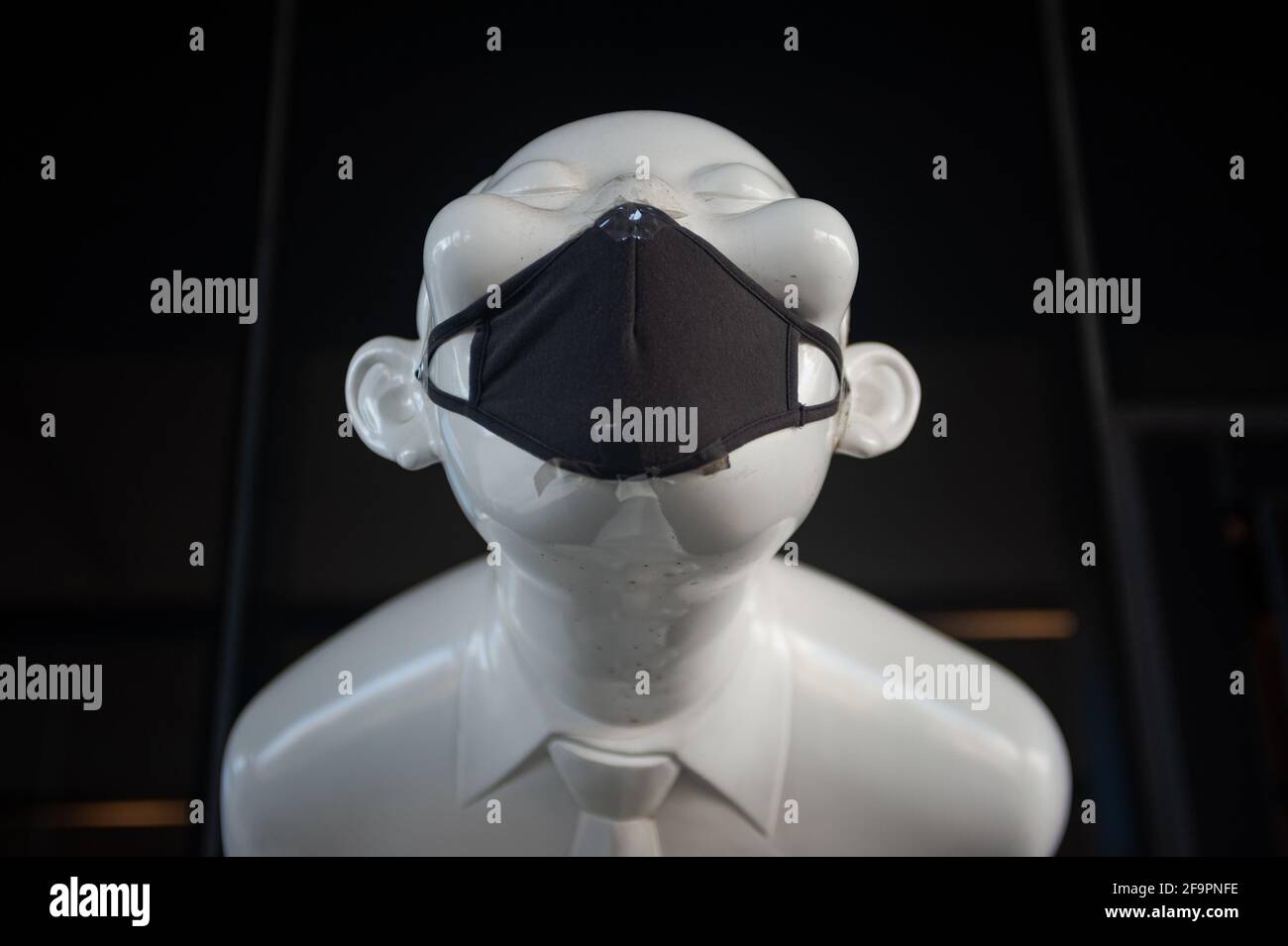 Bowing figure hi-res stock photography and images - Alamy