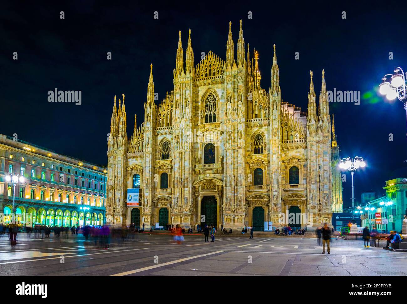 Milan piazza del duomo night historic hi-res stock photography and ...