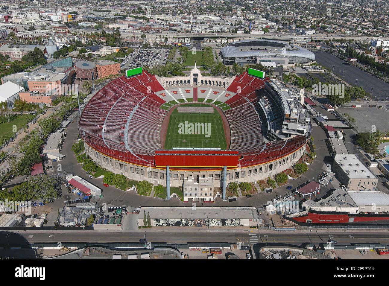 Los angeles memorial coliseum aerial hi-res stock photography and ...