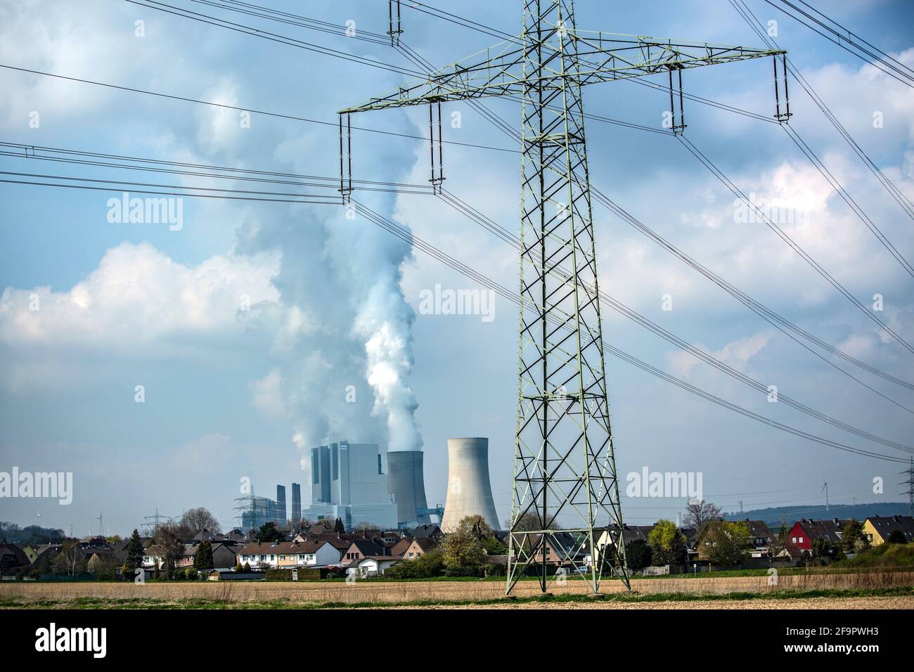 Strommasten und kraftwerk hi-res stock photography and images - Alamy