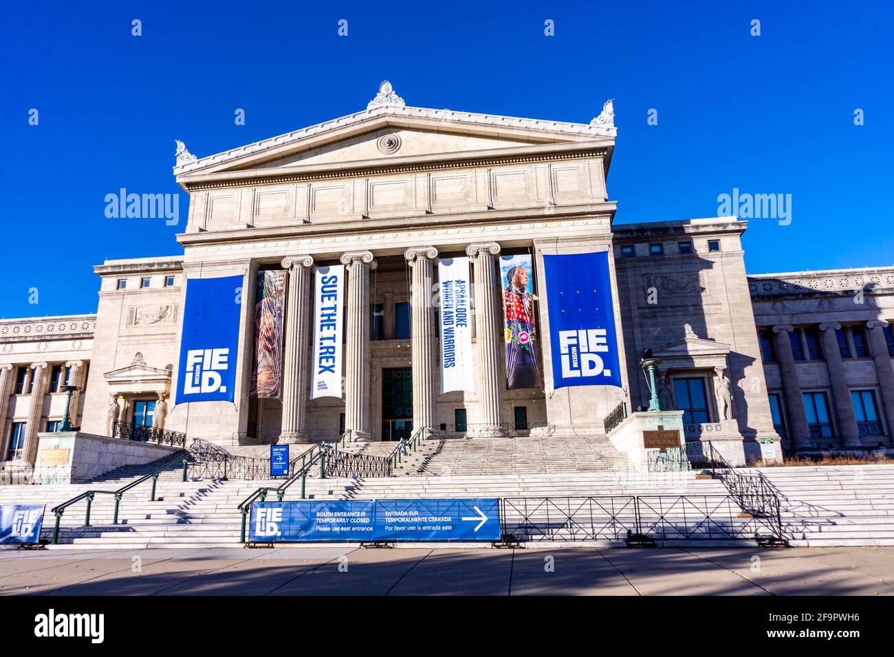 Facade chicago museum hi-res stock photography and images - Alamy