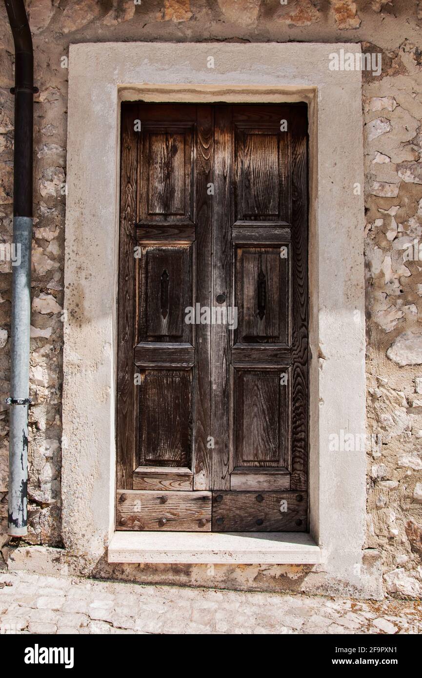 italian door in a small village in the reegion of Abruzzo Italy Stock ...