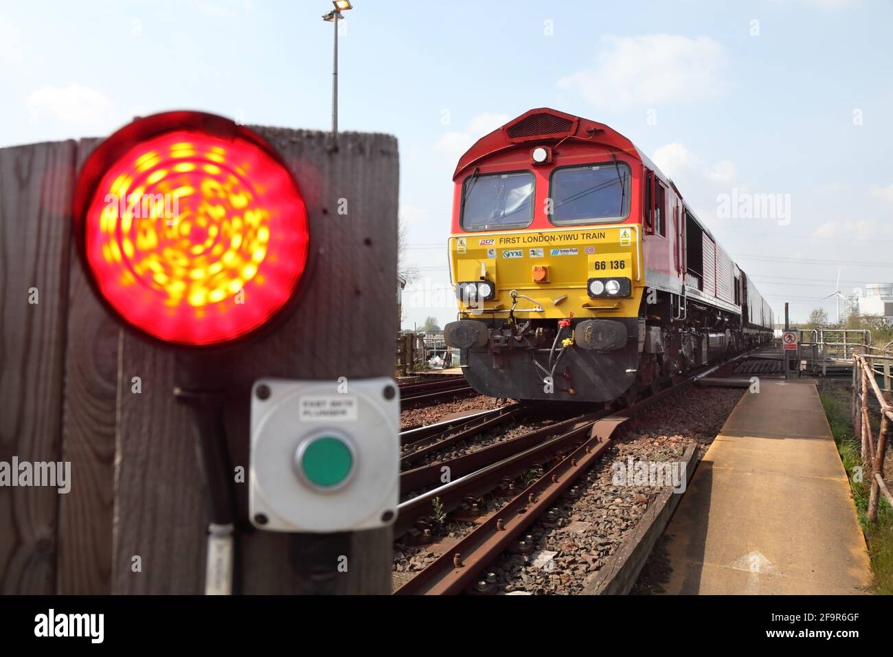 DB Cargo Class 66 loco 66136 with the 1250 Drax Power Station to ...