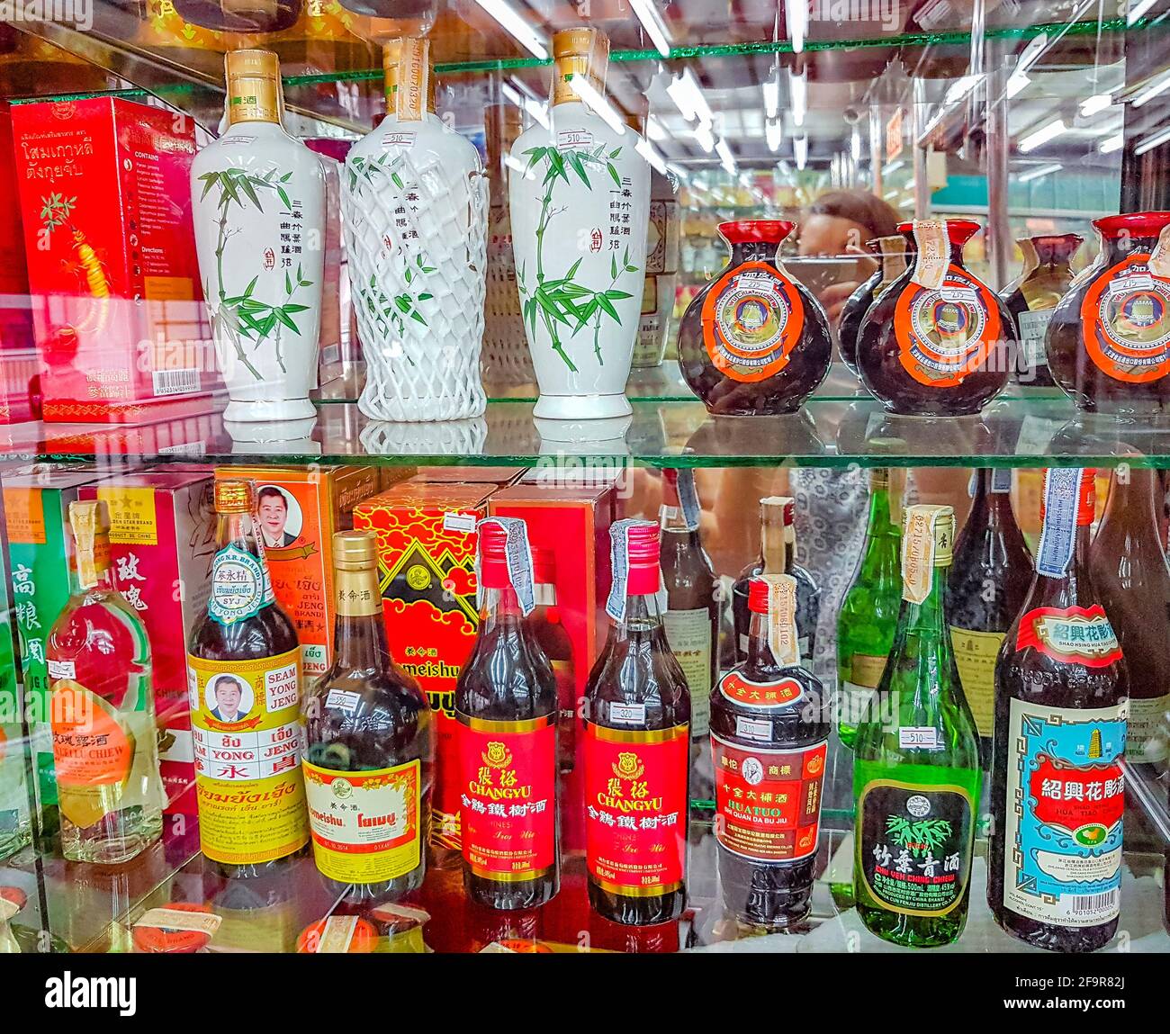 Bangkok Thailand 22. Mai 2018 Chinese and Thai liquor display window in ...