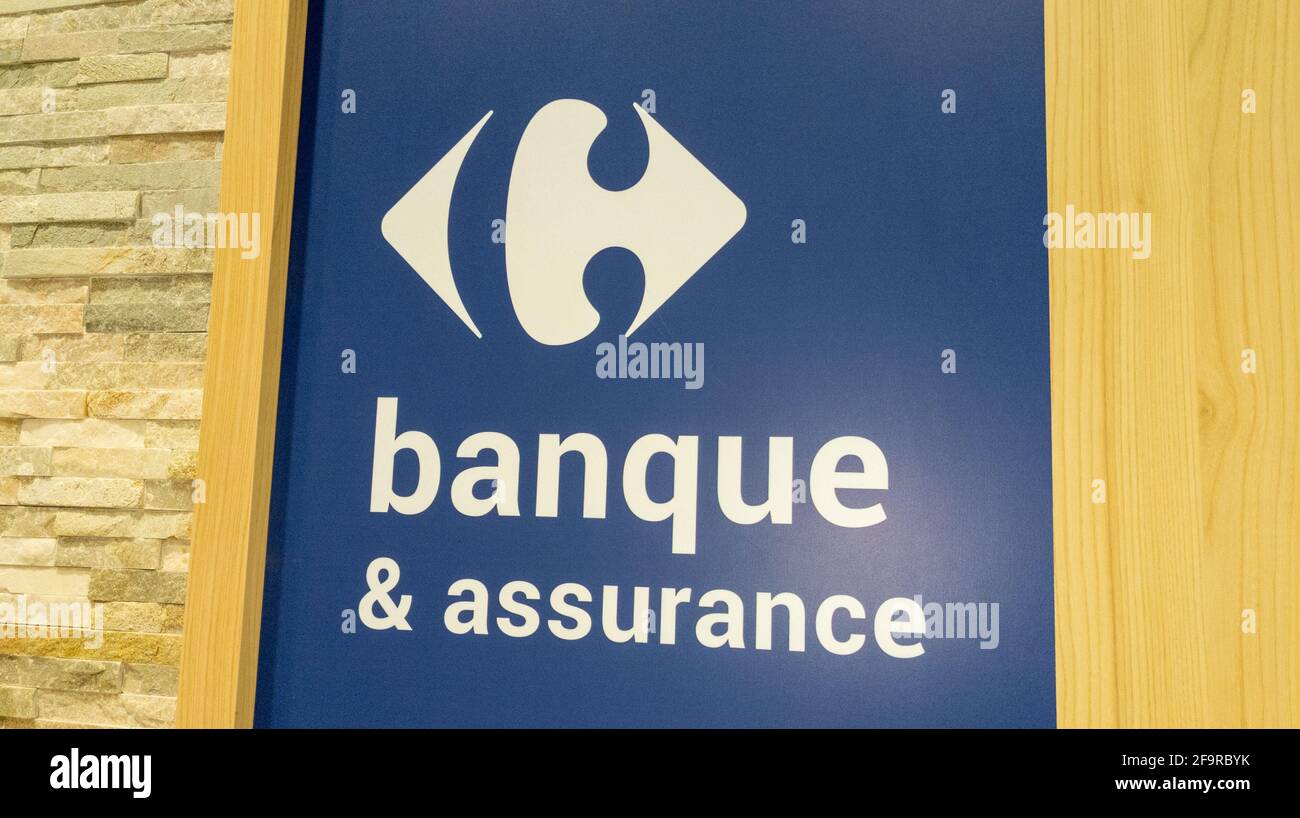 Bordeaux , Aquitaine France - 12 28 2020 : carrefour banque et ...