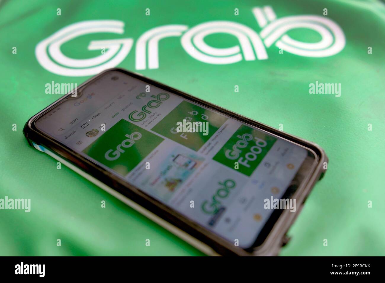Grab food delivery mobile hi-res stock photography and images - Alamy