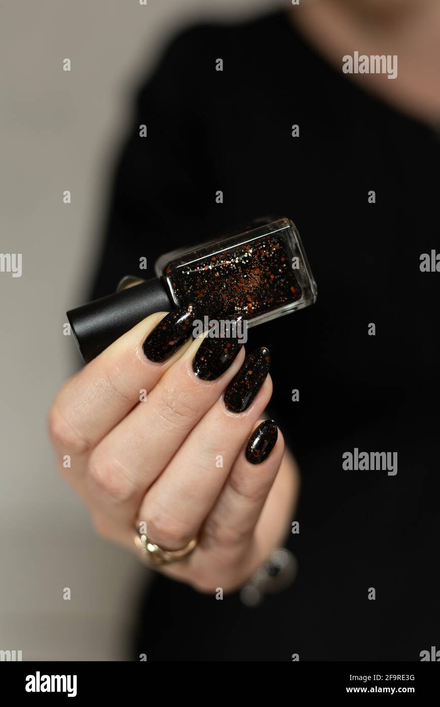 Womans hand silver nails hi-res stock photography and images - Alamy