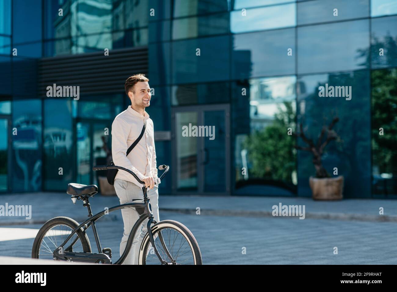Office worker, active and healthy lifestyle in urban Stock Photo - Alamy