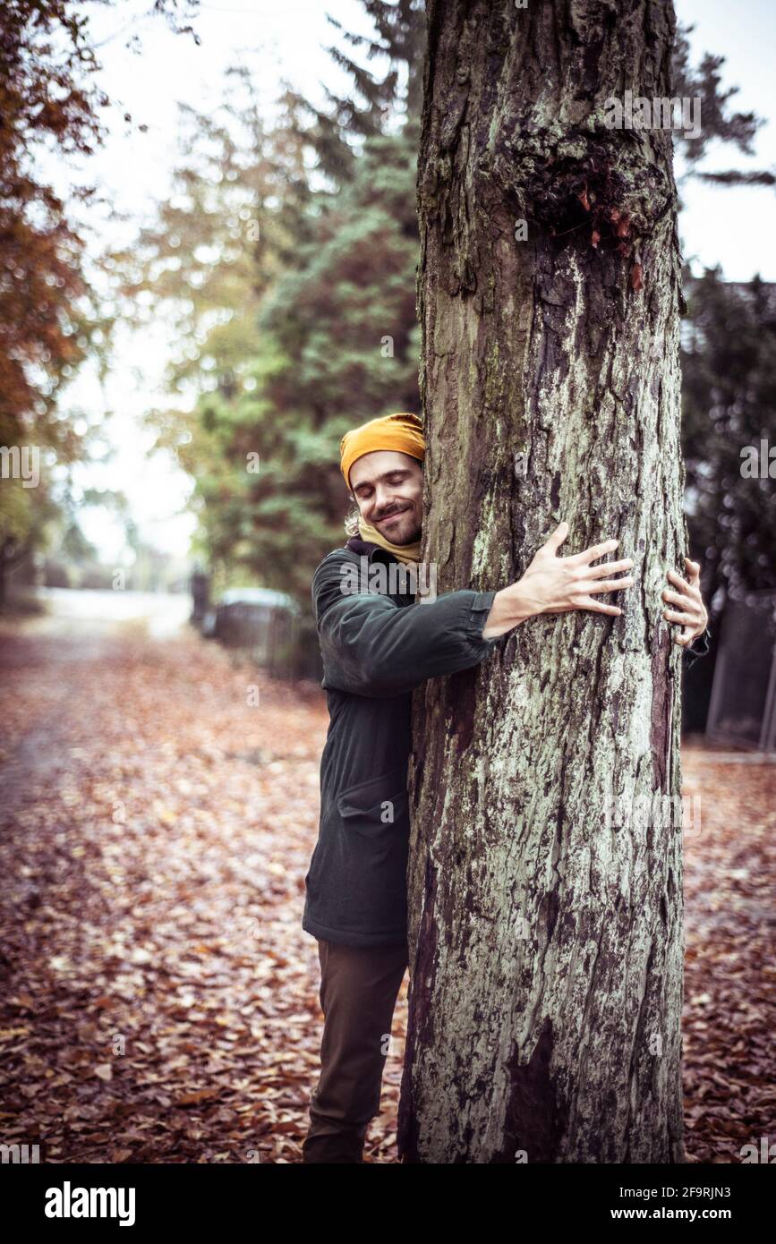 Hug tree hi-res stock photography and images - Alamy