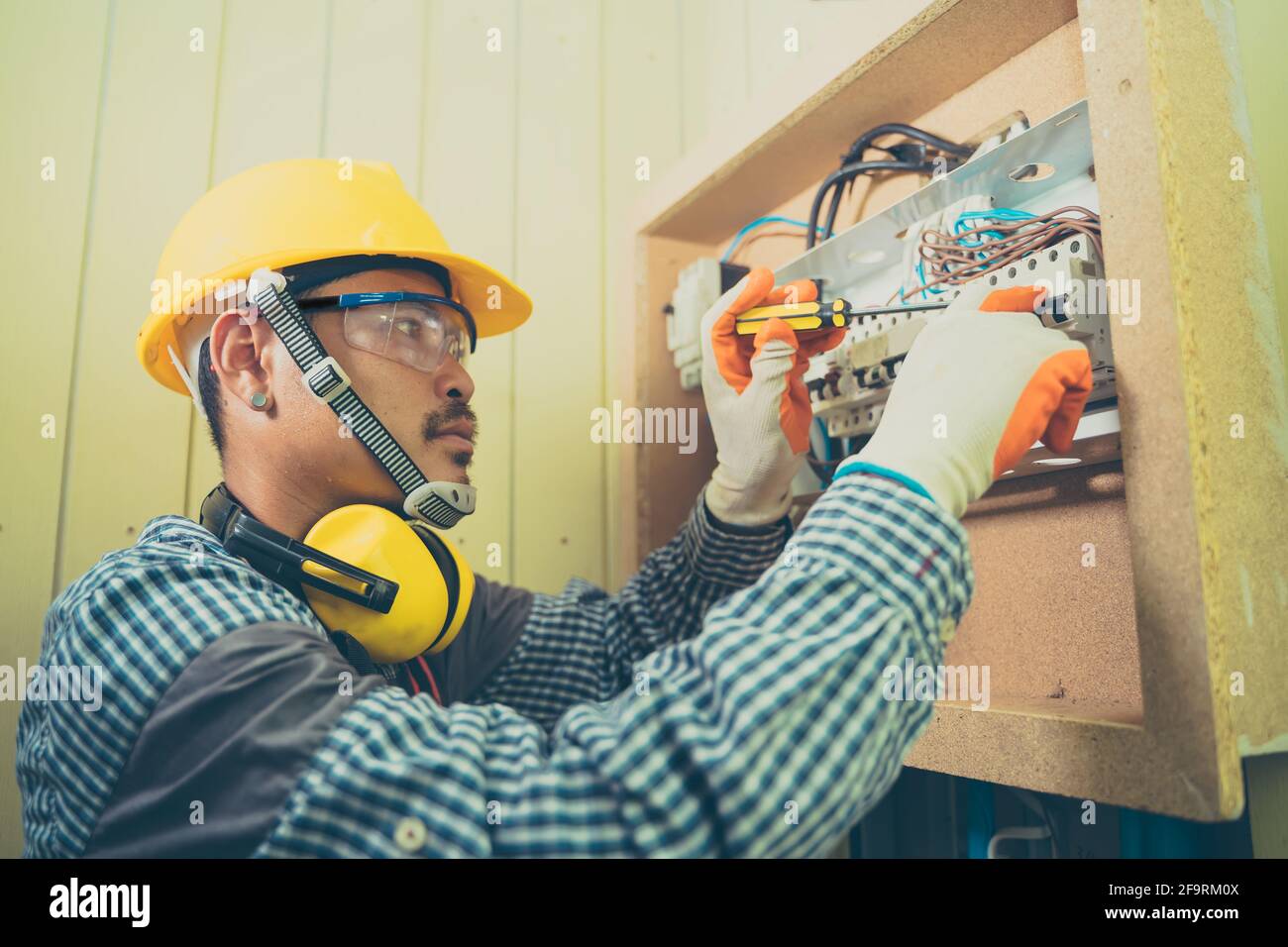 Wire electrician electrical plaster hi-res stock photography and images ...