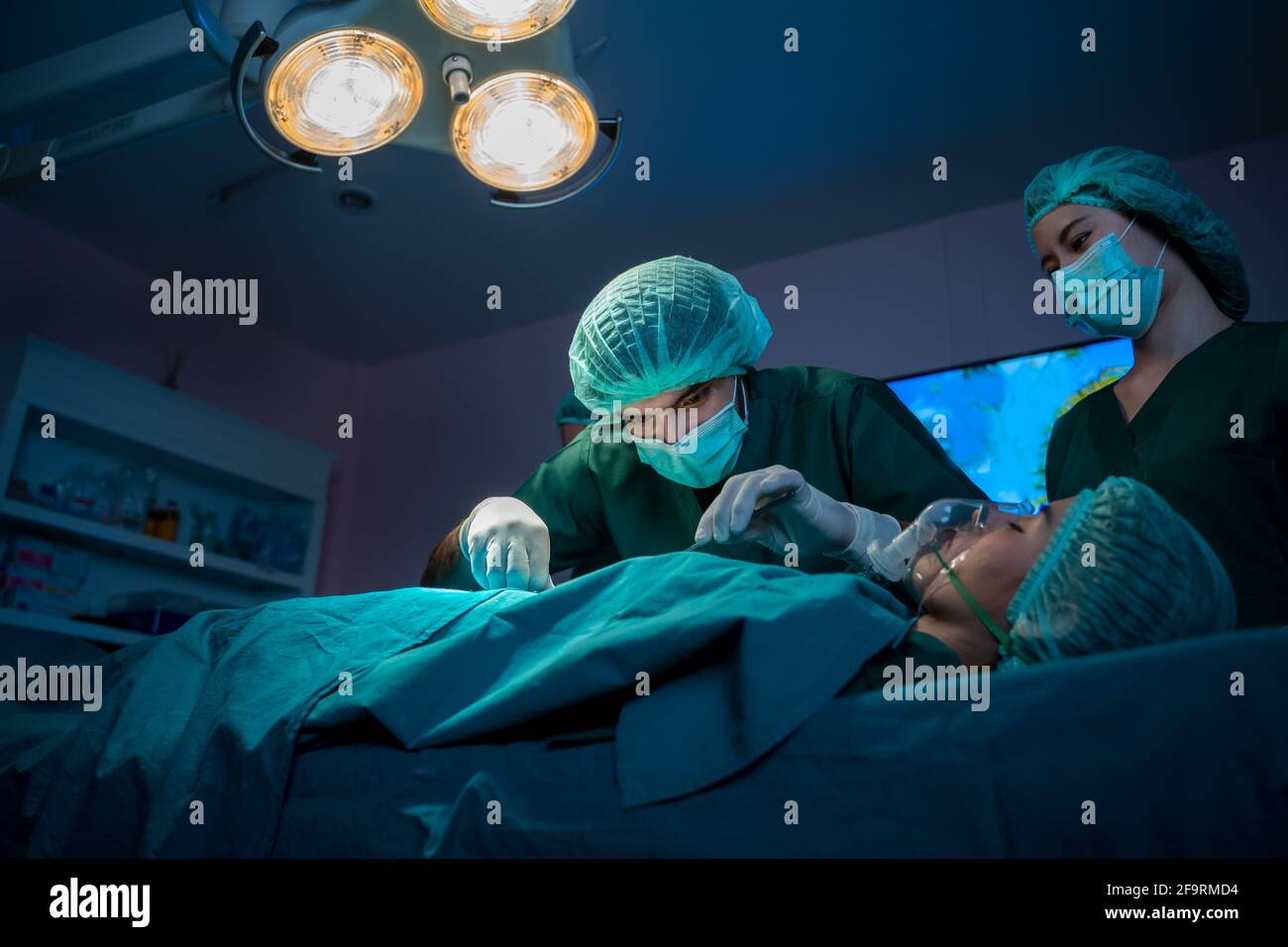 Doctor surgeon operating room hi-res stock photography and images - Alamy