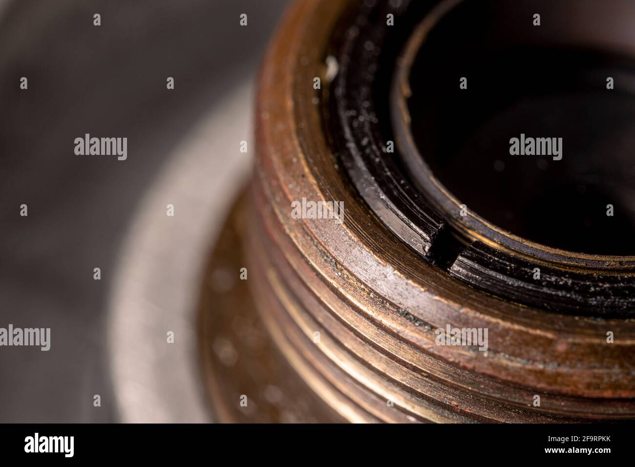 Iris diaphragm shutter hi-res stock photography and images - Alamy