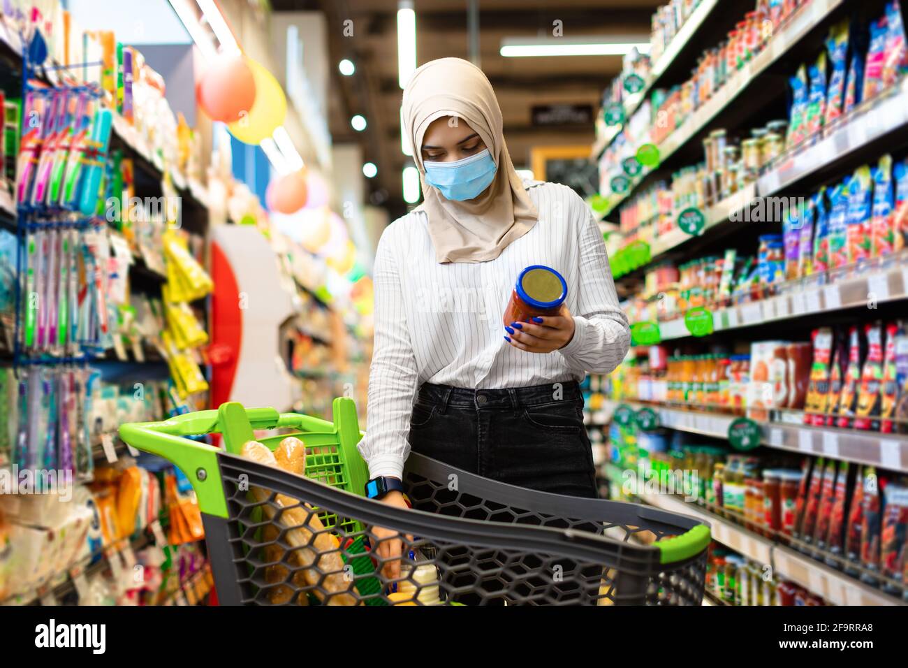 Arabic Woman Shopping High Resolution Stock Photography and Images - Alamy