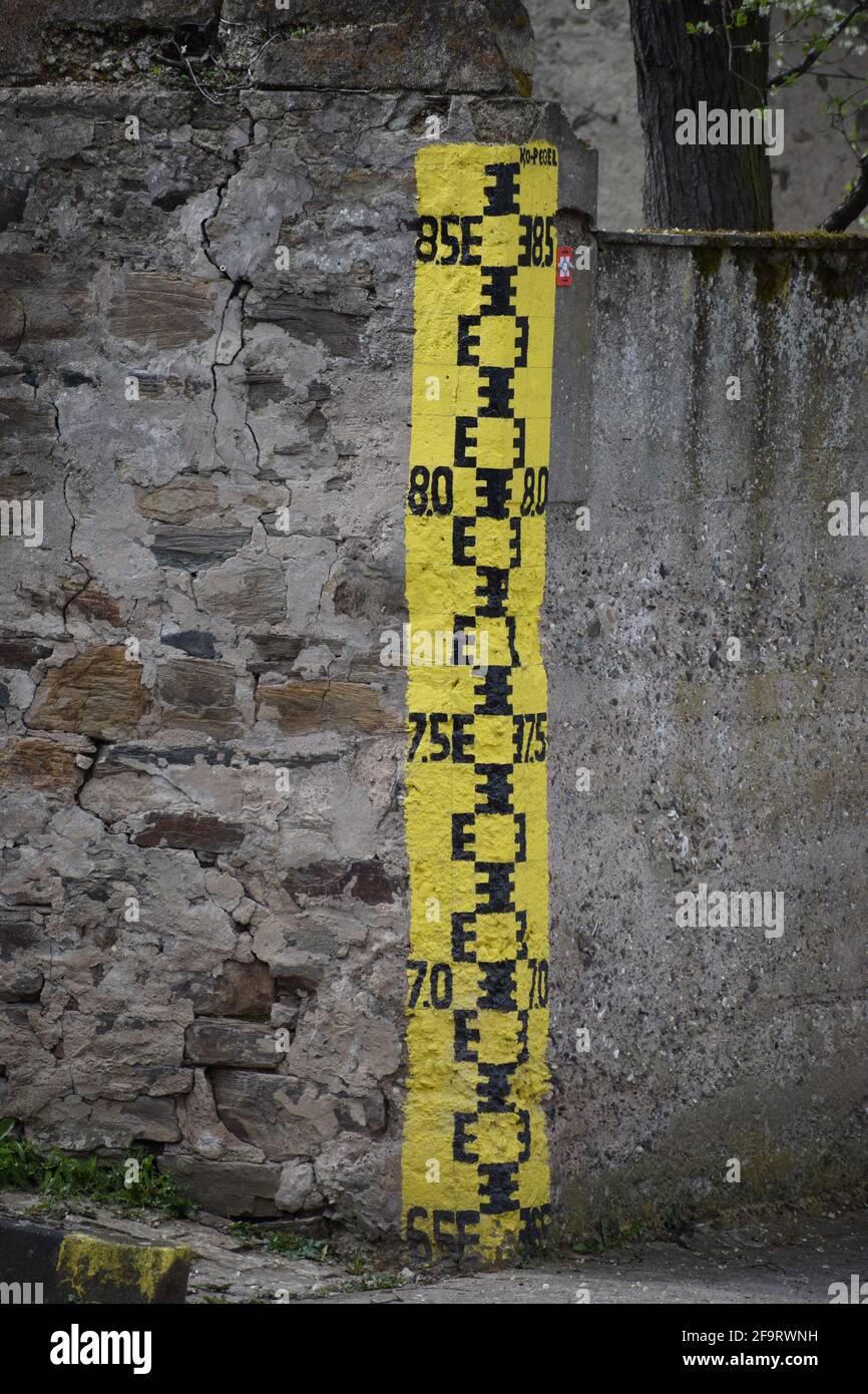 water level scale Stock Photo - Alamy