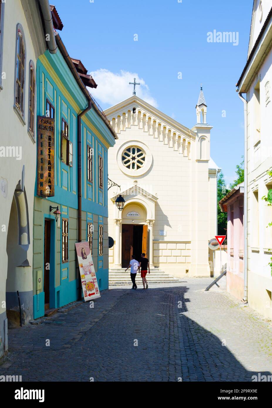 Stone paved old streets with colorful houses in Sighisoara fortress ...