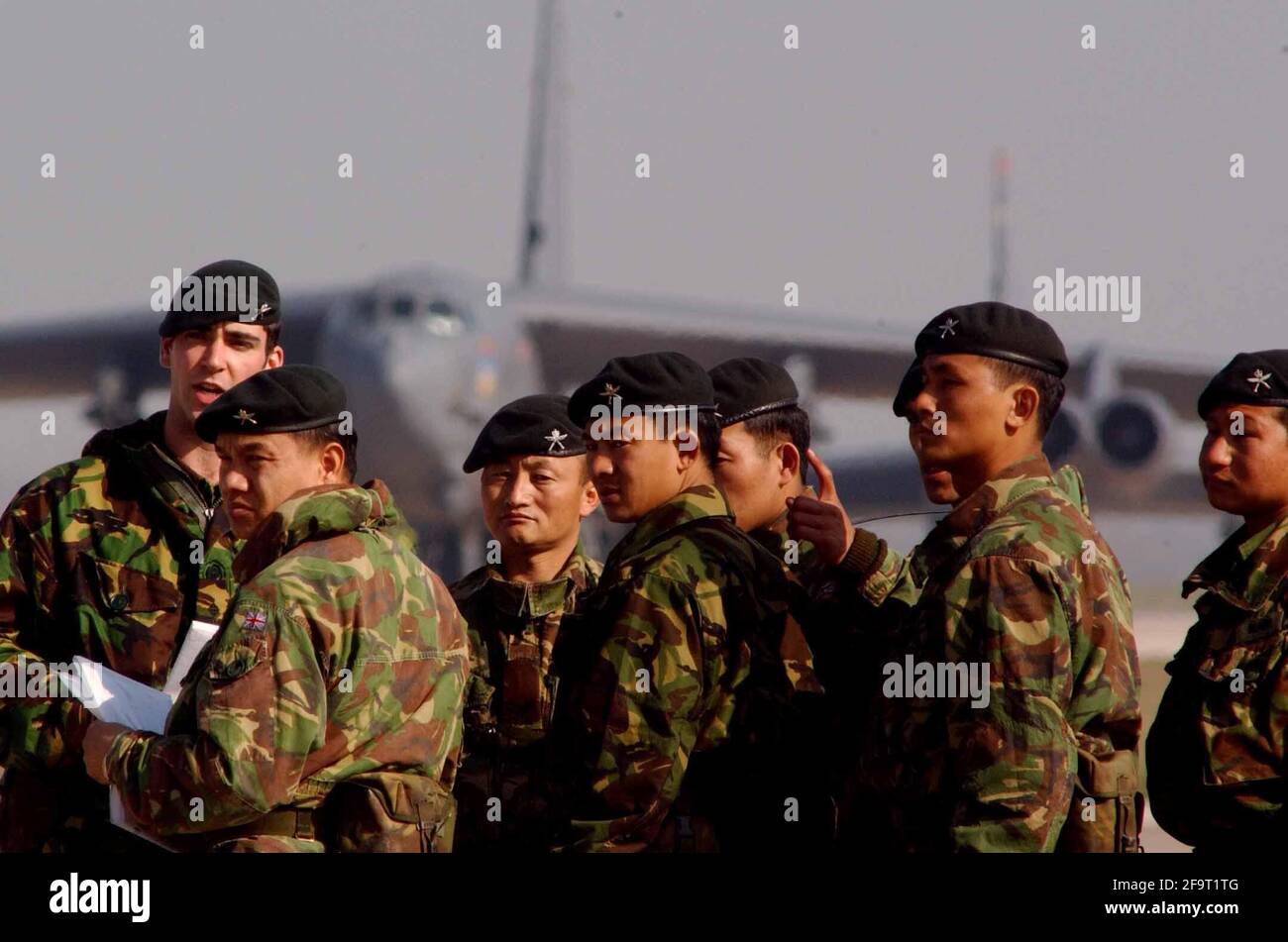 GHURKAS AT THE PERIMETER FENCE ,FAIRFORD. 19/3/03 PILSTON Stock Photo ...