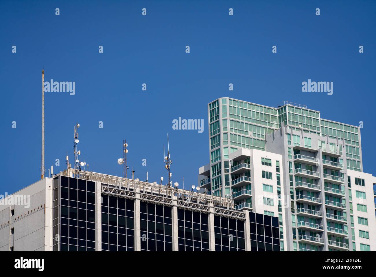 Satellite dish office building hi-res stock photography and images - Alamy