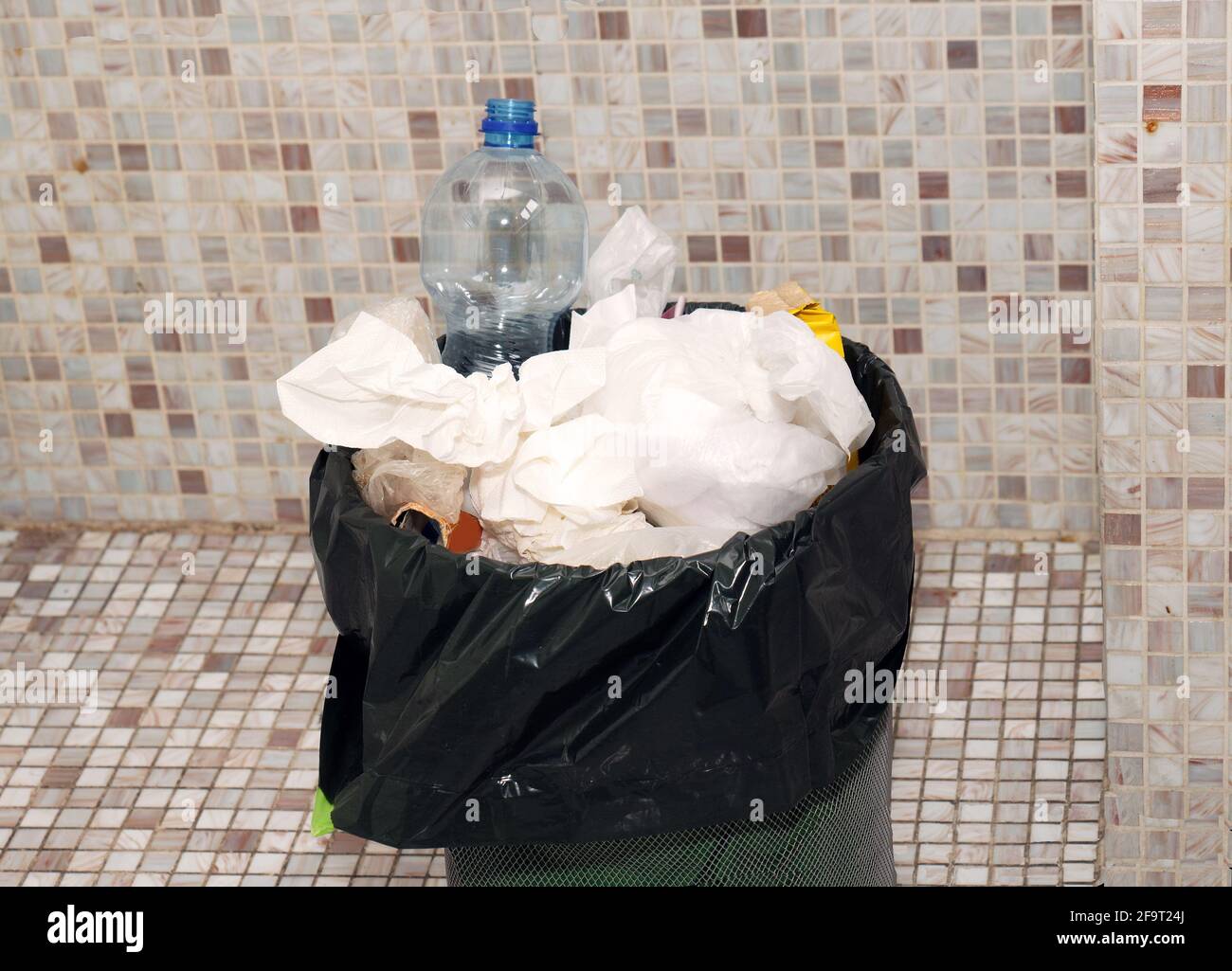 Open trash bag food waste hi-res stock photography and images - Alamy