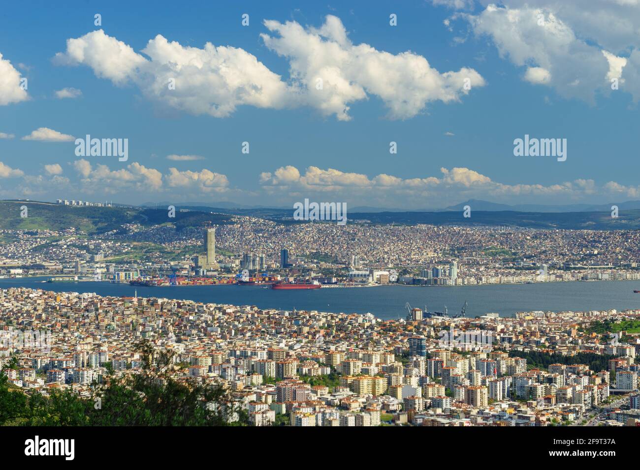 Birds eye view skyscraper water hi-res stock photography and images - Alamy