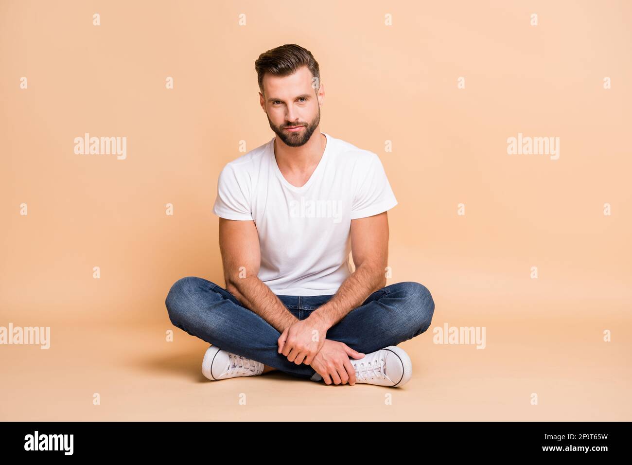 Macho pose hi-res stock photography and images - Alamy