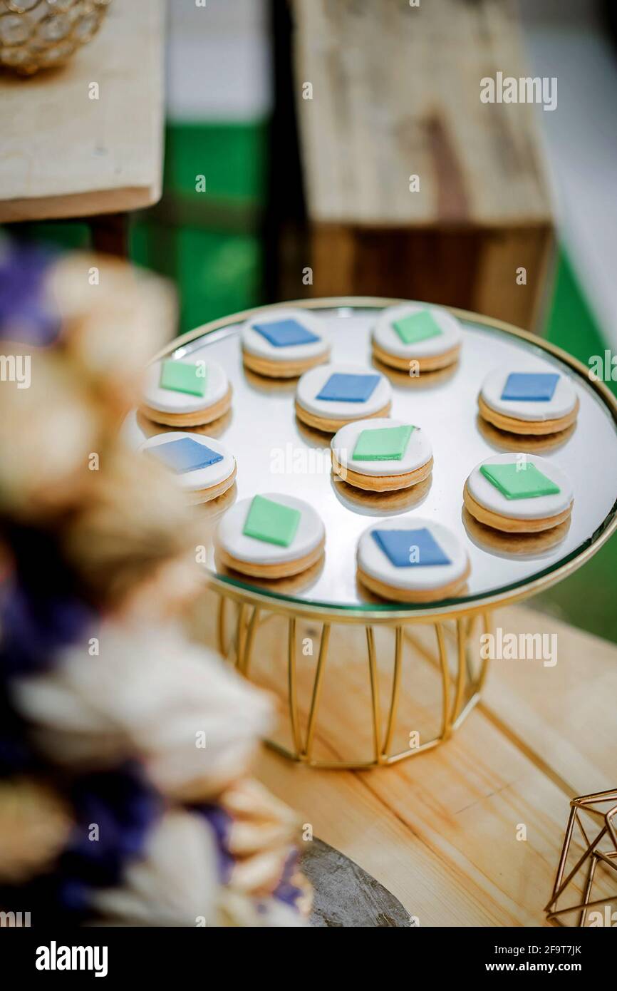 Round silver plate hi-res stock photography and images - Alamy