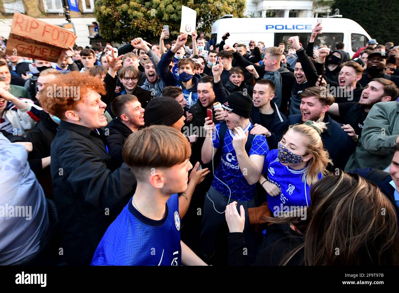 Chelsea fans super league celebrate hi-res stock photography and images ...