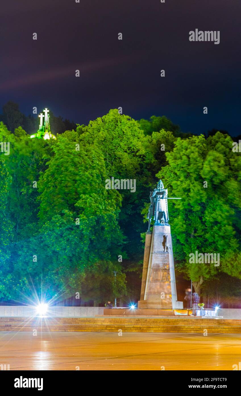 Night view of the Grand Duke Gediminas statue seen on Katedros Square ...