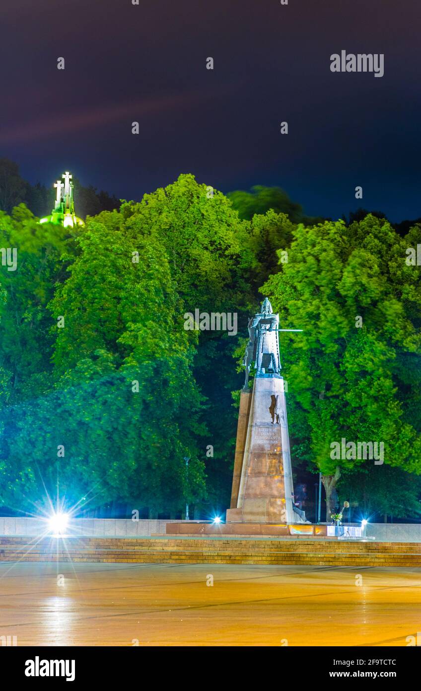 Night view of the Grand Duke Gediminas statue seen on Katedros Square ...