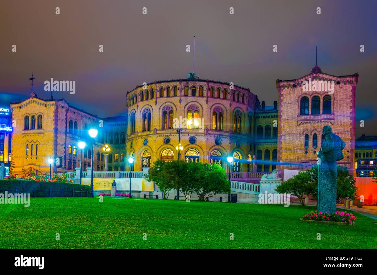Night view of the norwegian parliament stortinget Stock Photo - Alamy