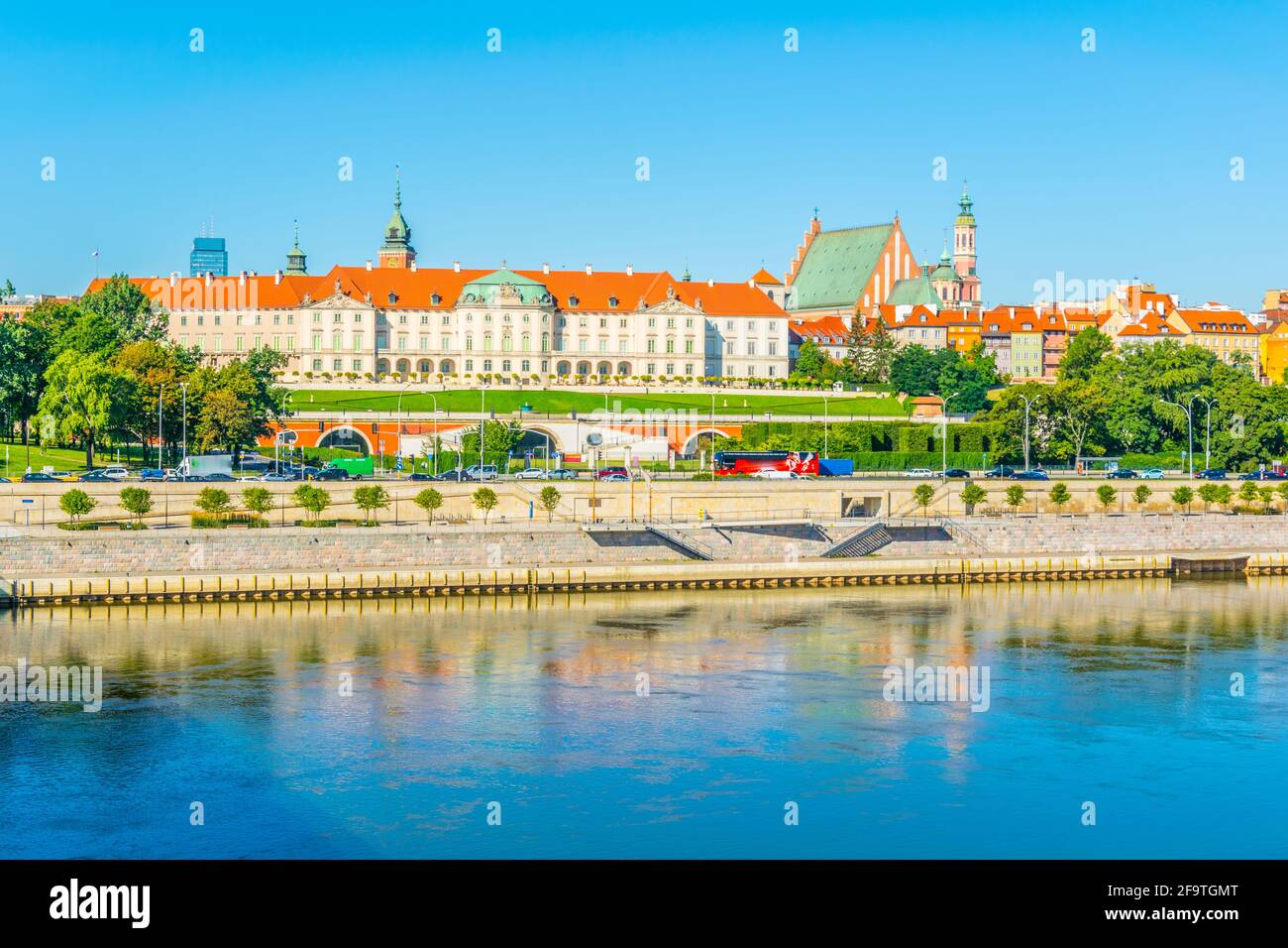 The royal castle and the old town of warsaw reflected on the Vistula ...