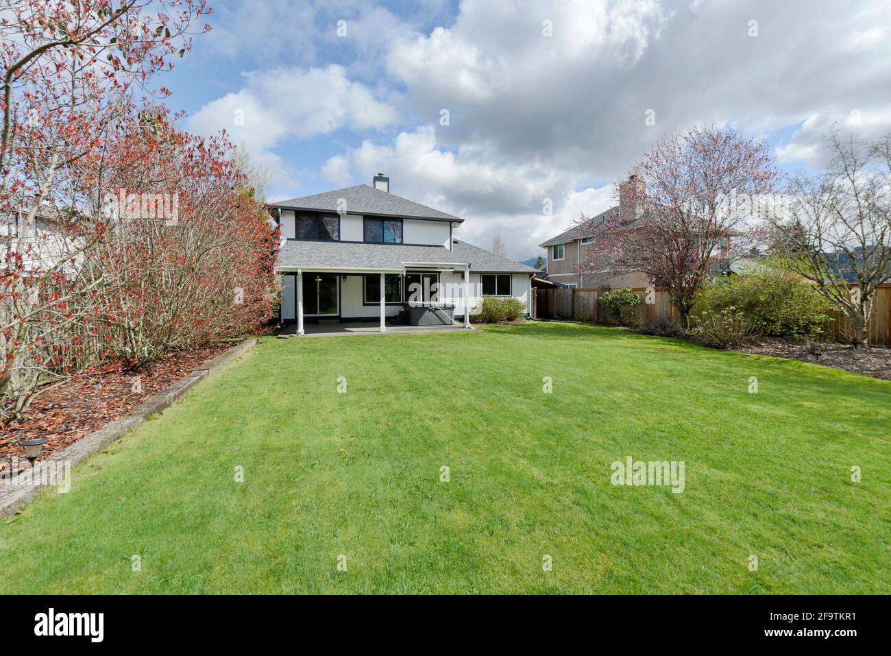 Modern residential backyard exterior Stock Photo - Alamy