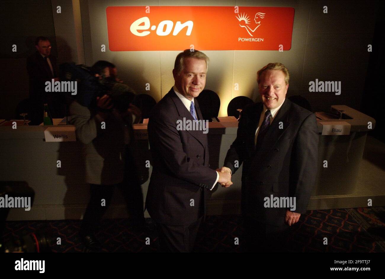 ULRICH HARTMANN APRIL 2001 CEO of E.ON (LEFT) WITH ED WALLIS CHAIRMAN ...