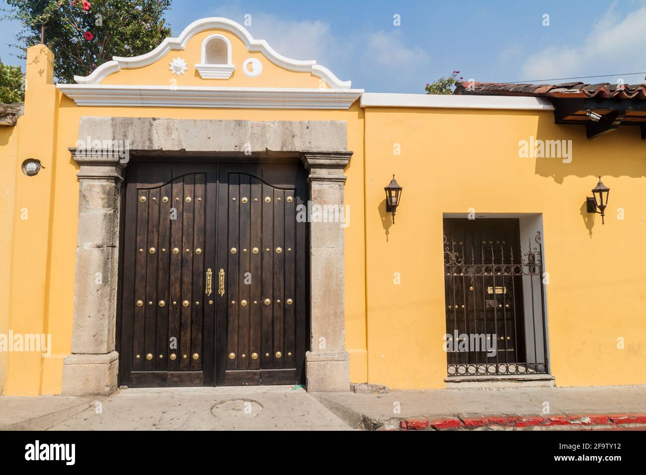 Guatemalan colonial architecture hi-res stock photography and images ...