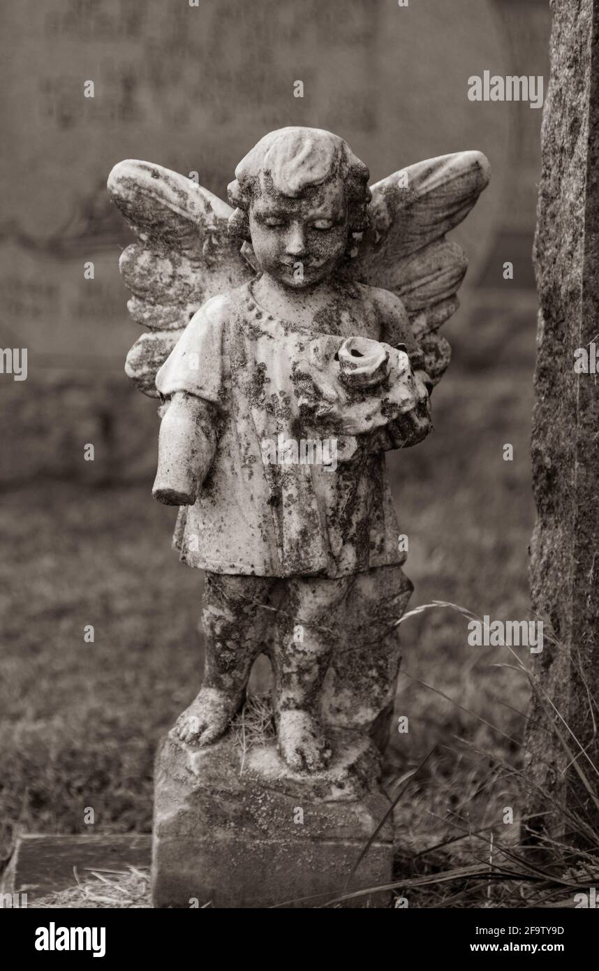 Weathered stone angel memorial hi-res stock photography and images - Alamy